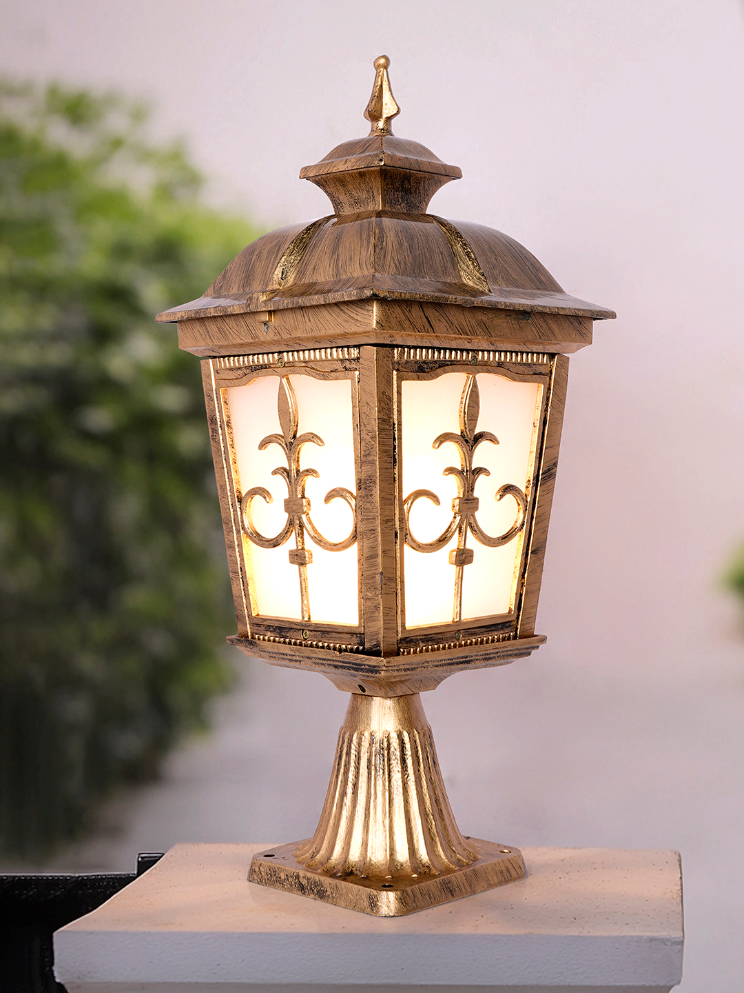 Antique Gold Outdoor Gate Lamp with Frosted Diffuser